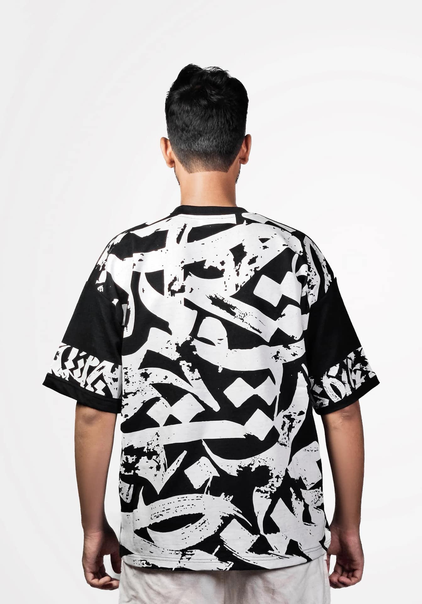 Hurf-e-Siyah Oversized Black T-Shirt – Bold Back Print Streetwear by Unwan